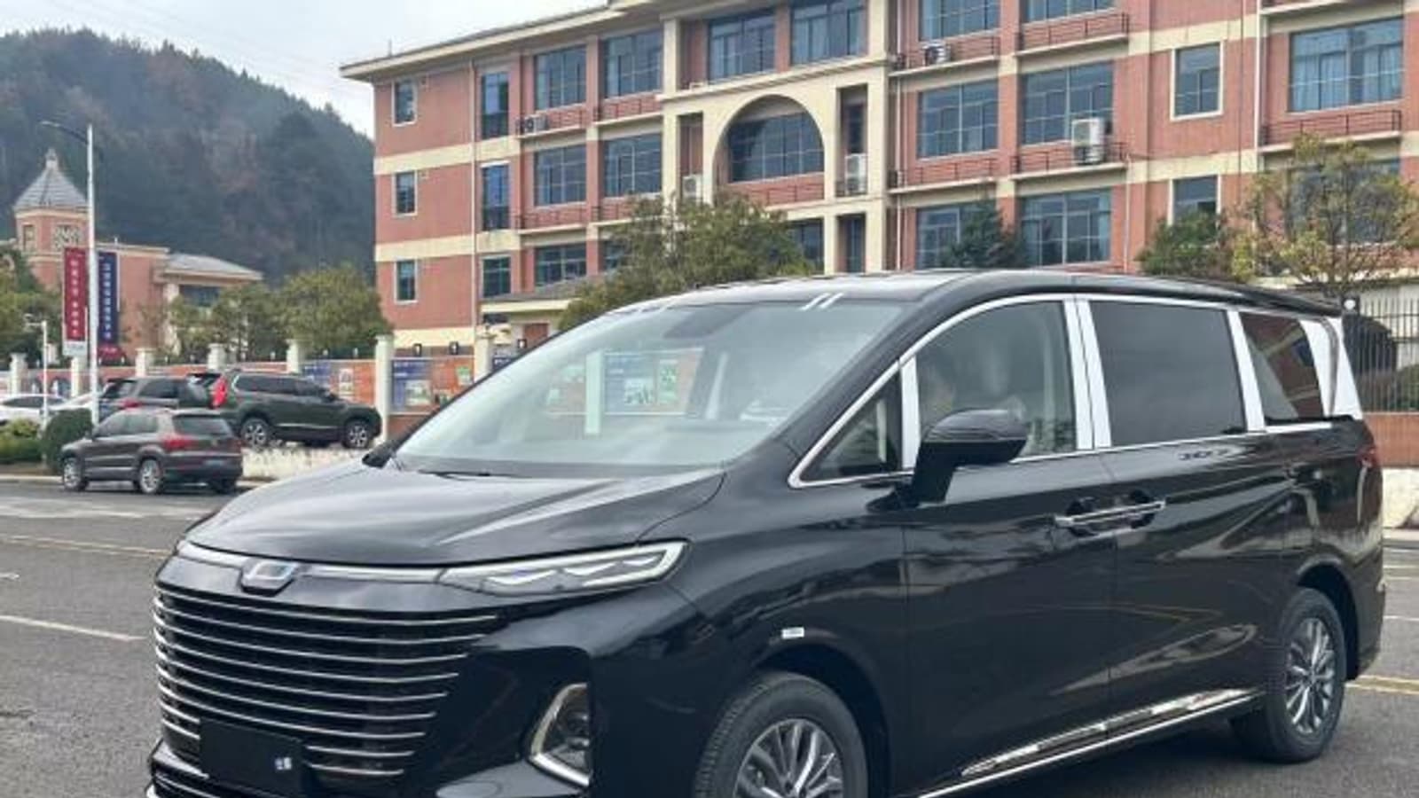 Так может выглядеть минивэн Lada. FAW Besturn M9 появился у дилеров в Китае
