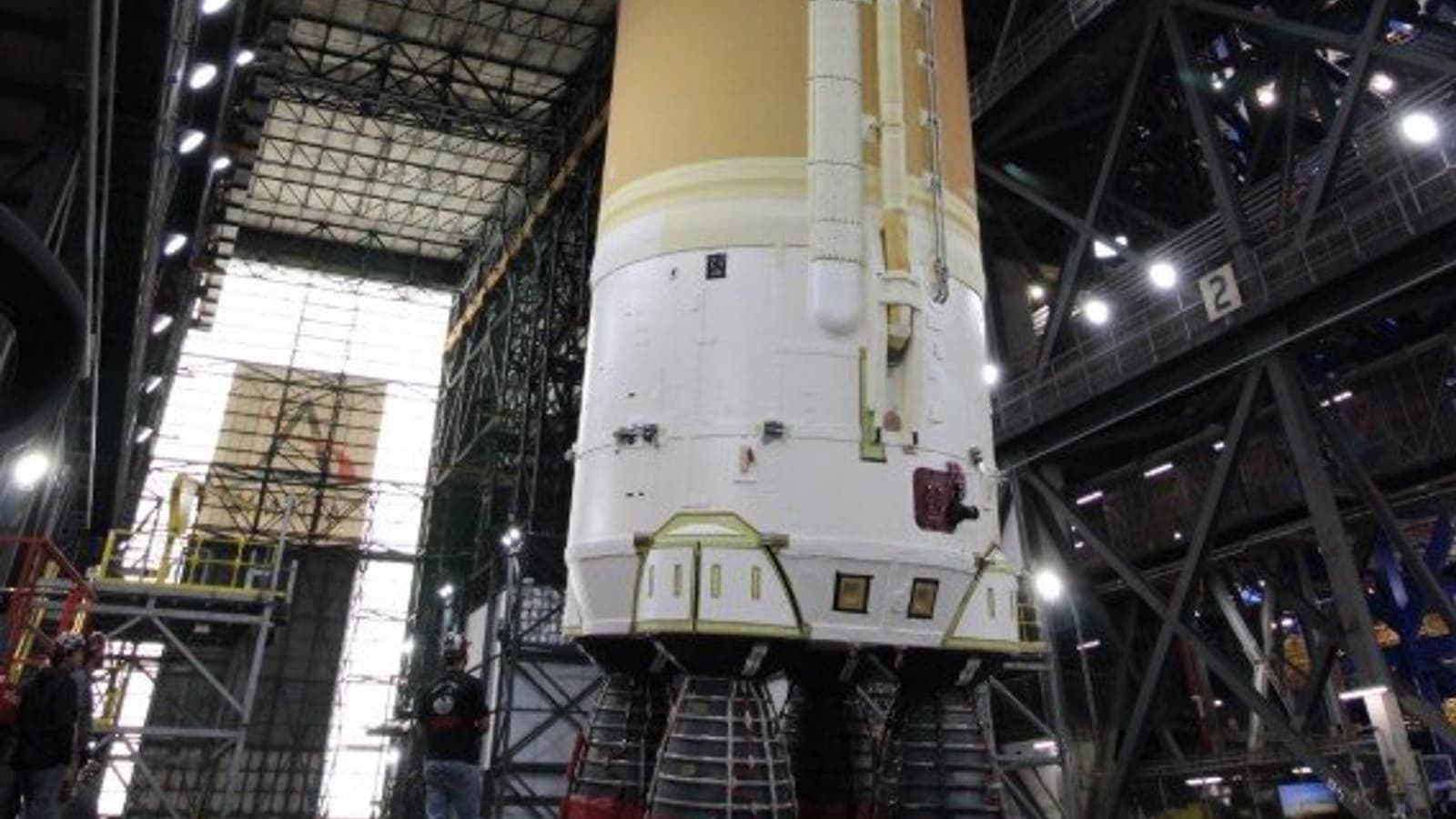 Ракета-носитель SLS NASA установлена в вертикальное положение в ...