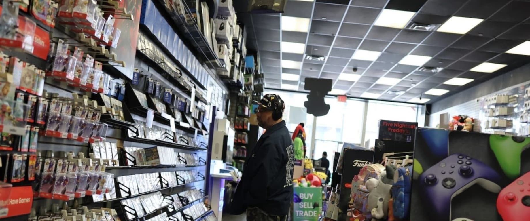 GameStop to close hundreds of retail stores - window shopping is ...
