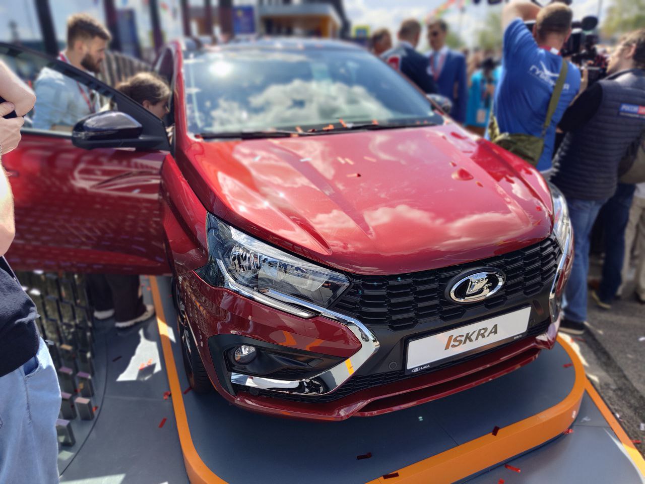 Ferrari и Porsche, подвиньтесь! Новые Lada начут продавать в центре Дубая