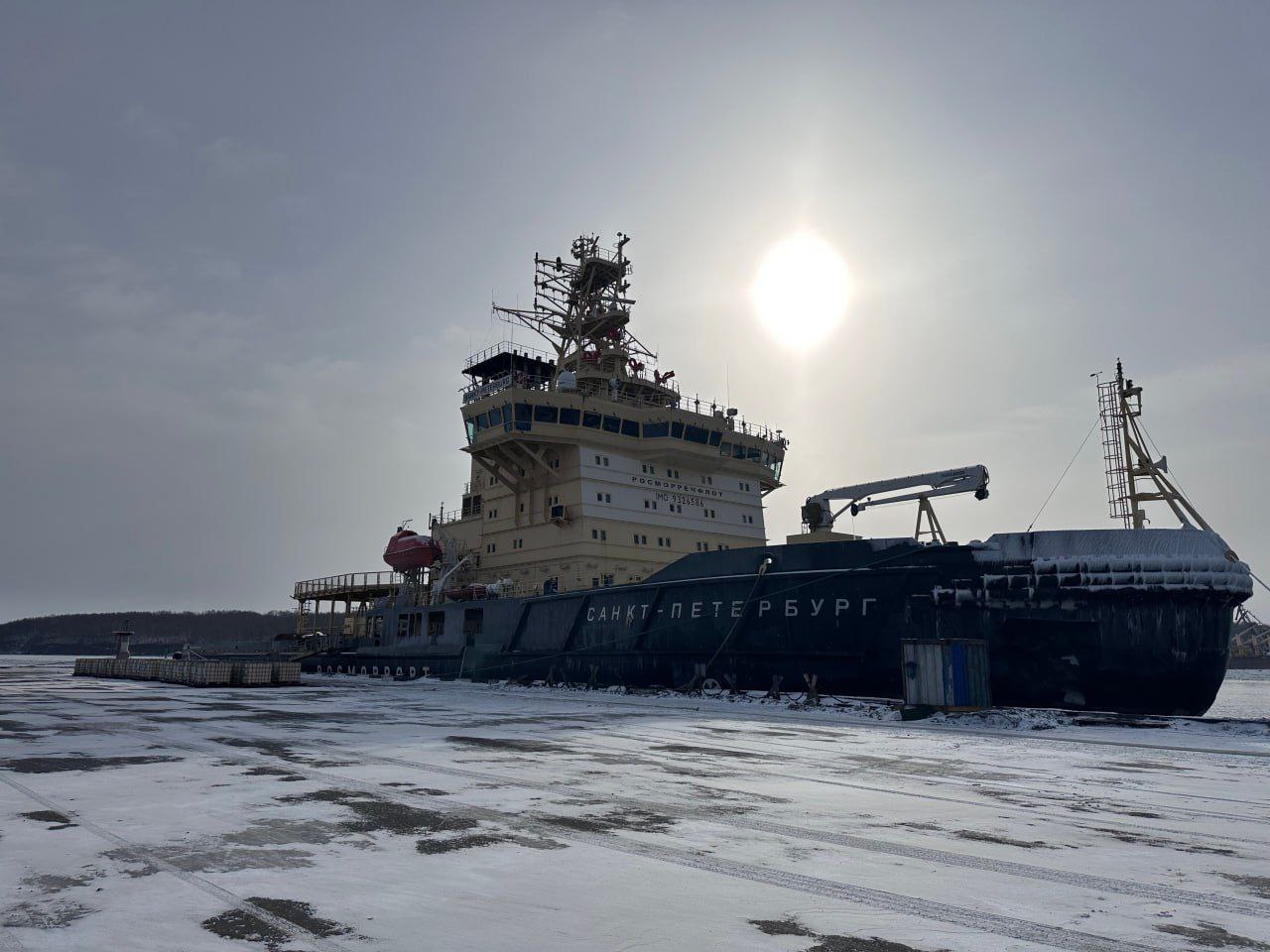 30 icebreakers and 2 ice-class tugs ensured the passage of 2.5 thousand ...